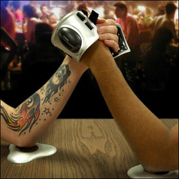 Shocking arm wrestling - OMG.BLOG