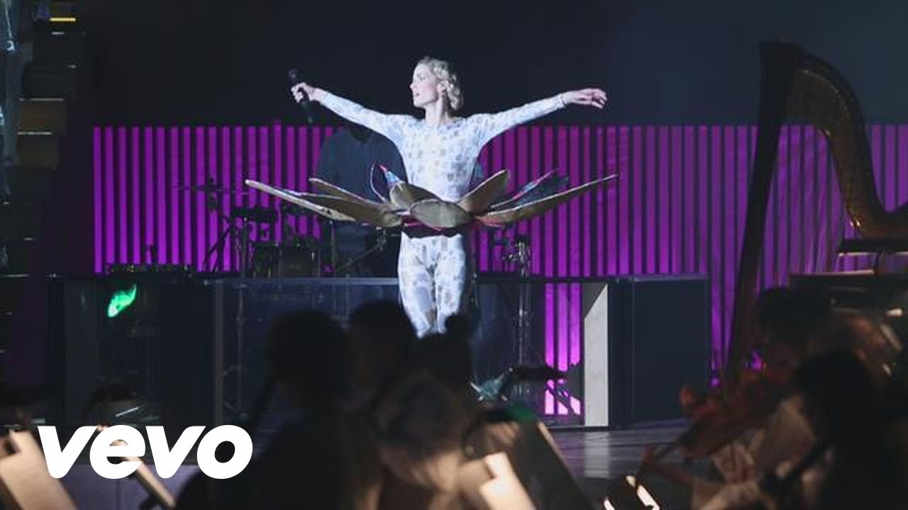 OMG, Perfect: Oh Land perform 'Perfection' - OMG.BLOG