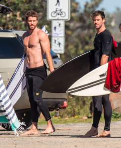 OMG, Liam and Chris Hemsworth go surfing after changing into their ...