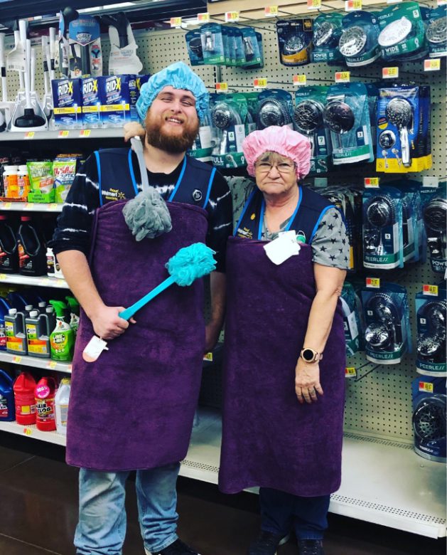 OMG, Walmart employee takes ridiculous photos at work and she's going ...