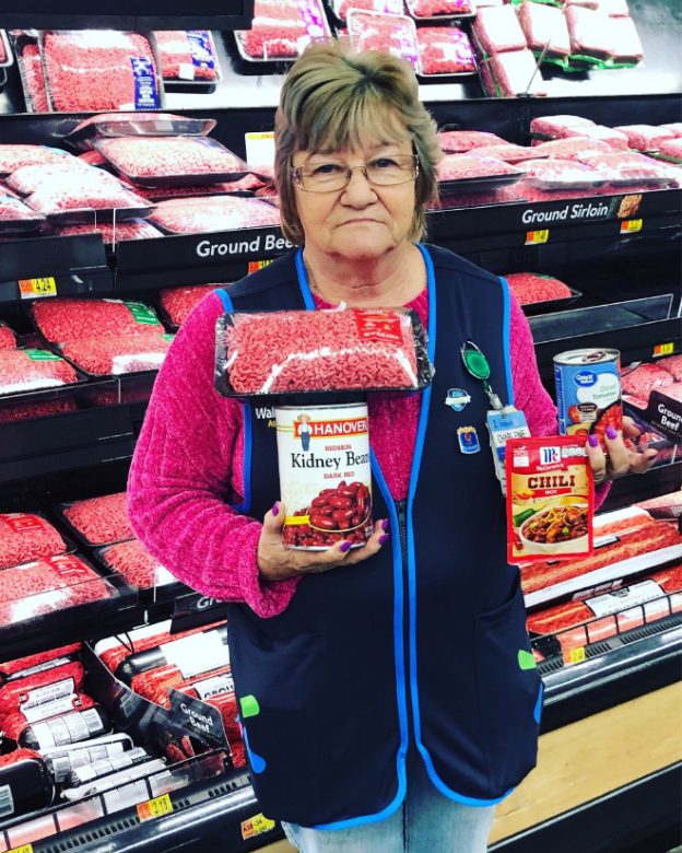 OMG, Walmart employee takes ridiculous photos at work and she's going ...