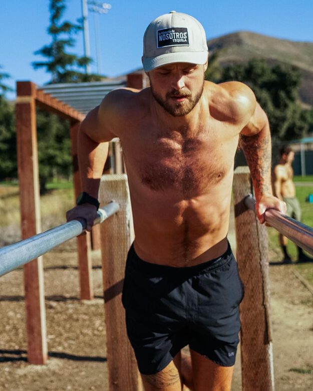 OMG, happy(trail) Monday! Hosted by Zac Efron's shirtless jungle-gyming ...