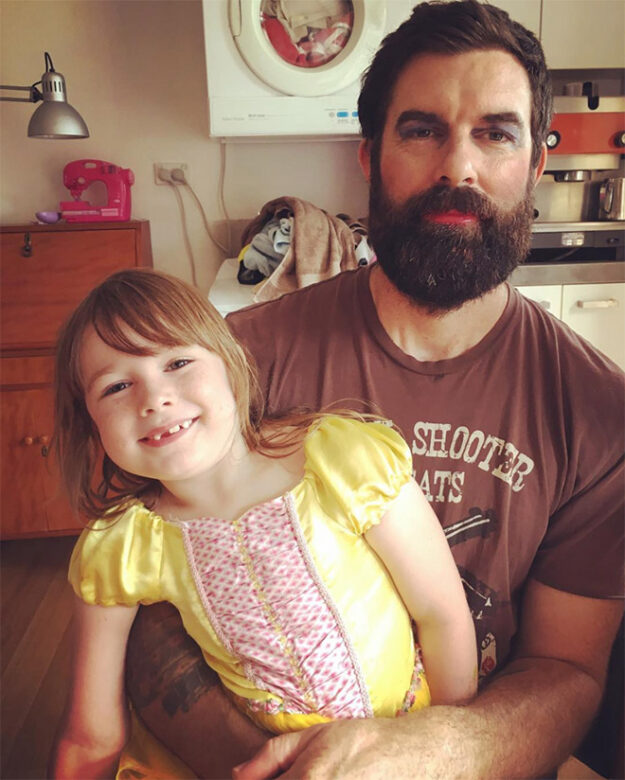 OMG, check out these GLAMOROUS dads after a visit to their daughters ...