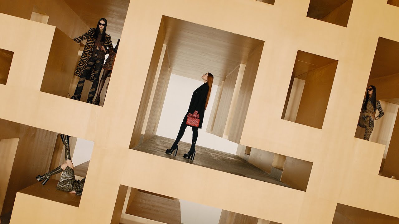 OMG, here's the VERSACE Fall-Winter 2021 Runway show - OMG.BLOG