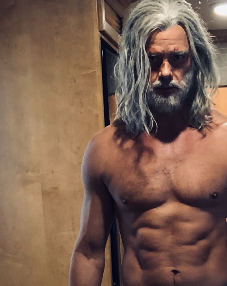 OMG, Josh Duhamel posts shirtless thirst trap for Hulu after Netflix ...