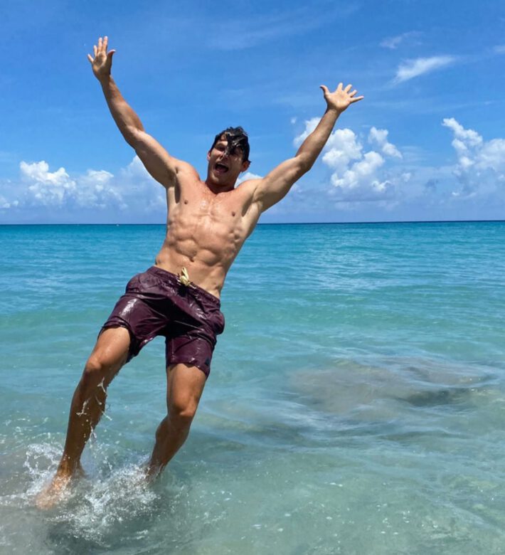 OMG, his butt: Actor Travis Van Winkle from 'Transformers' and 'Friday The 13th' - OMG.BLOG