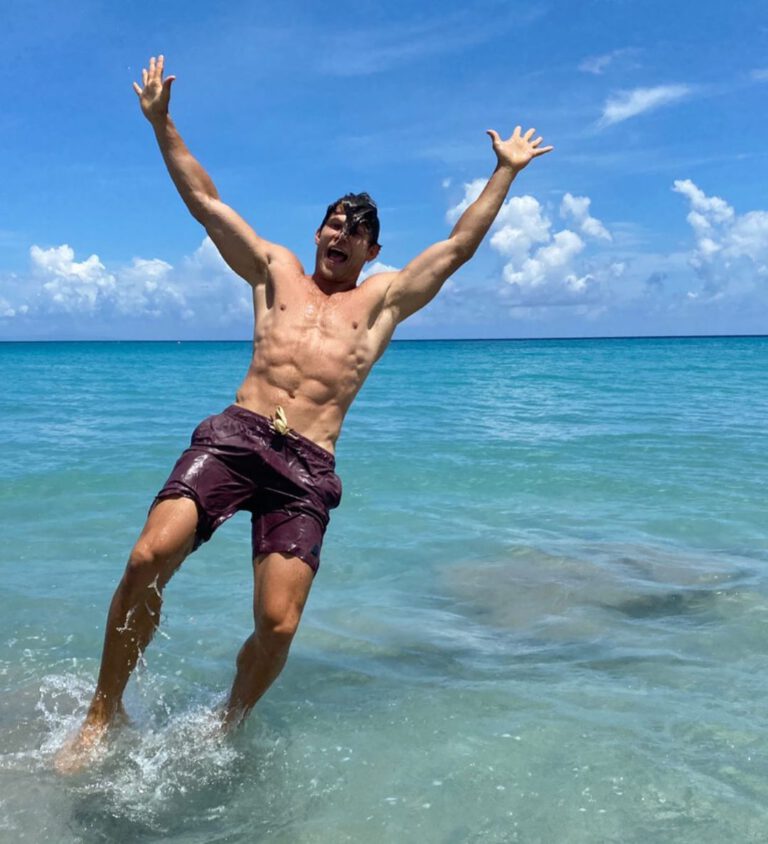 OMG, his butt: Actor Travis Van Winkle from 'Transformers' and 'Friday ...