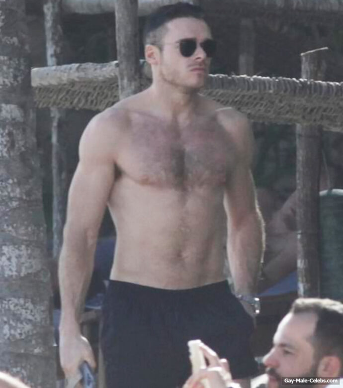 OMG, a shirtless Richard Madden hits the beach for some sun - OMG.BLOG