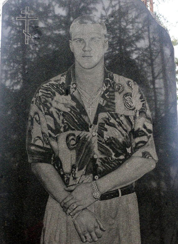 OMG, the GHOULISH gravestones of the Russian Mob will either make you ...