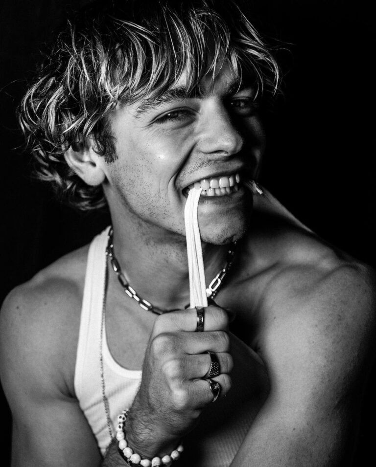 OMG, Ross Lynch strikes a brooding, shirtless pose for photographer ...