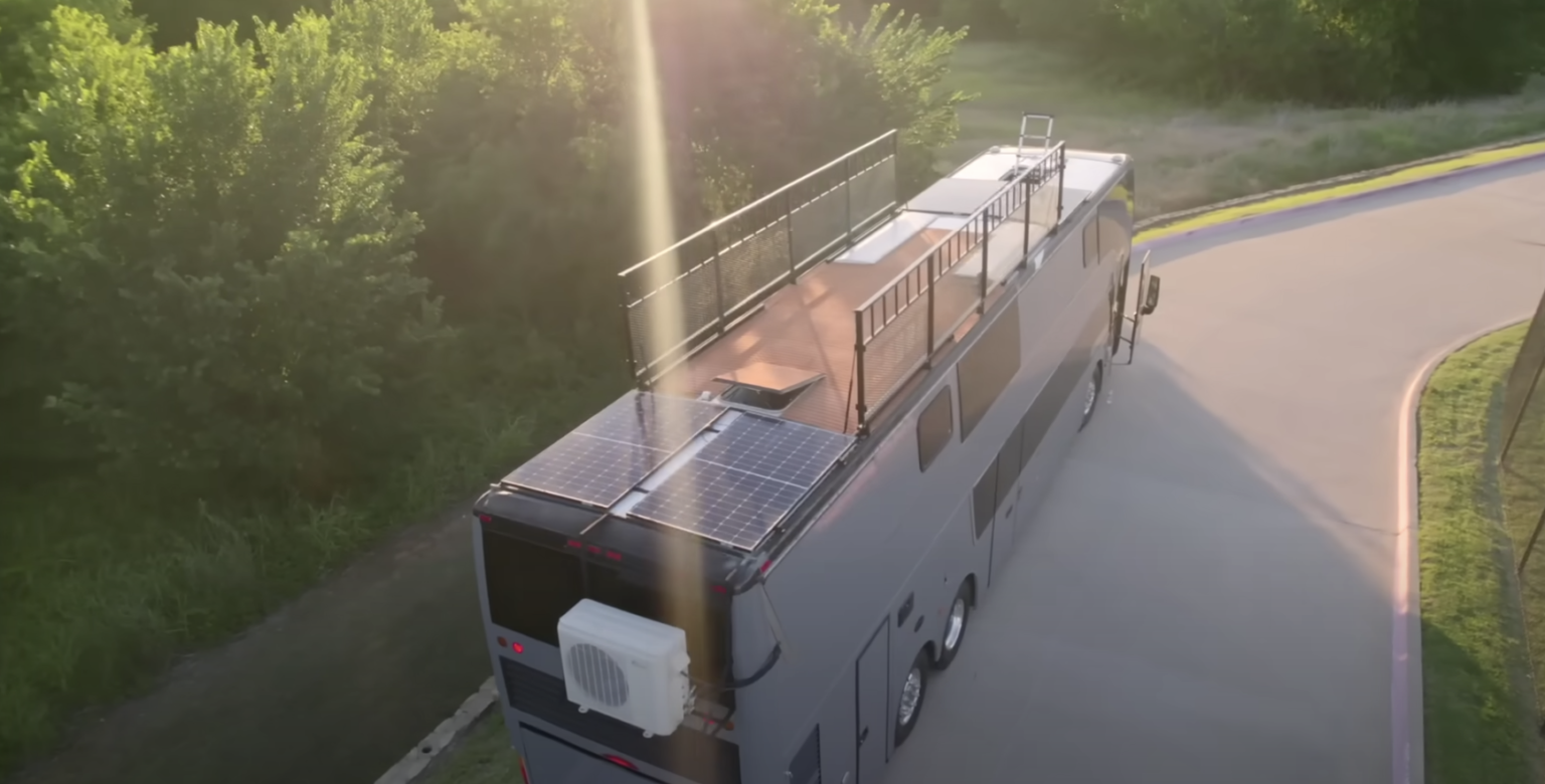 OMG, this is Amurrrica: This family of 8 lives in a DIY double decker ...