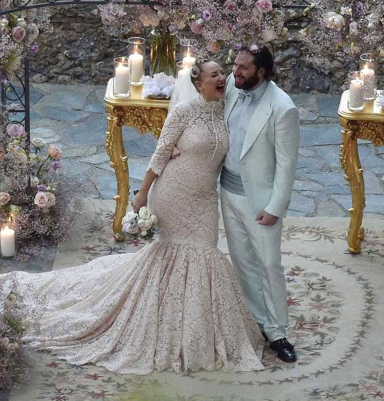 OMG, Sia got married with only 4 guests in Portofino this past weekend ...