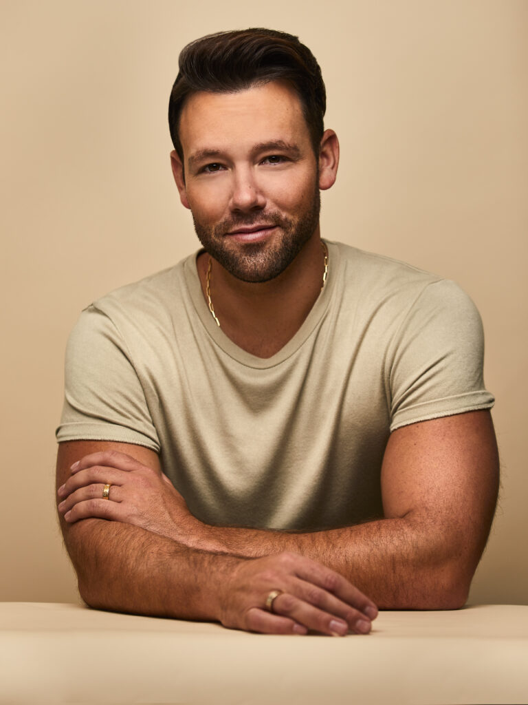 OMG, his butt: Broadway and 'IT: Chapter 2' actor Taylor Frey gets ...