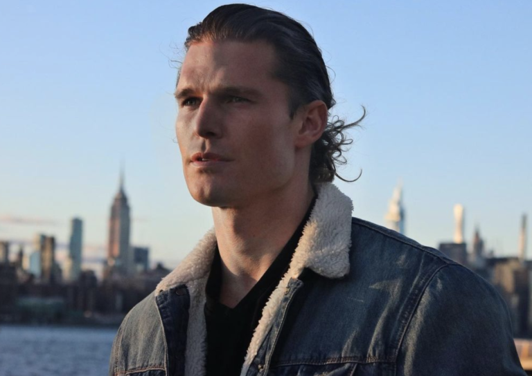 OMG, his butt: Ryan Mackenzie Fleming in '...And Just Like That' - OMG.BLOG