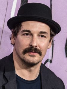 OMG, he's naked: Actor Felix Kramer goes frontal and rear in ...