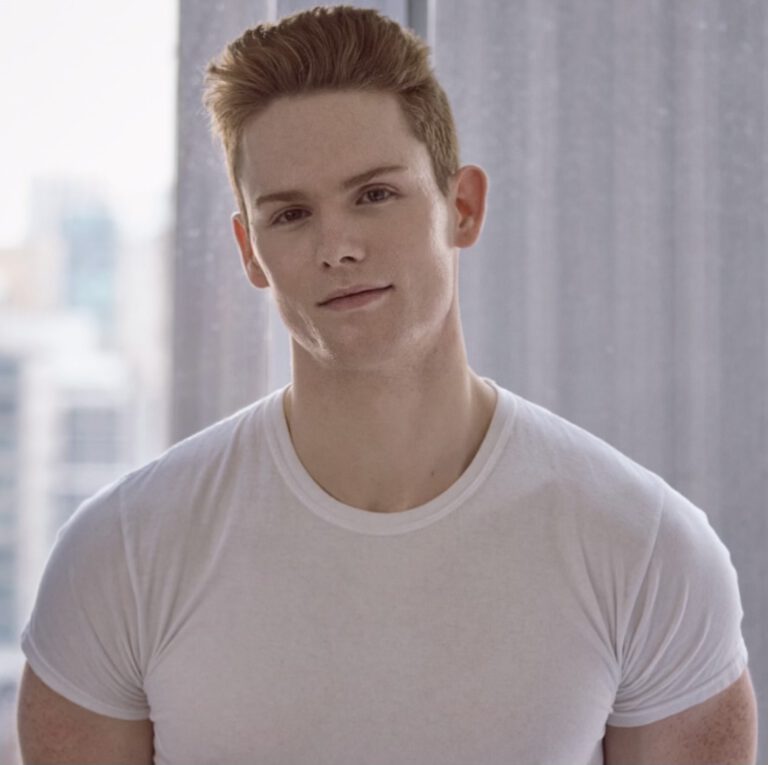 OMG, he's naked: Actor David Tomlinson in 'Fellow Travelers' - OMG.BLOG